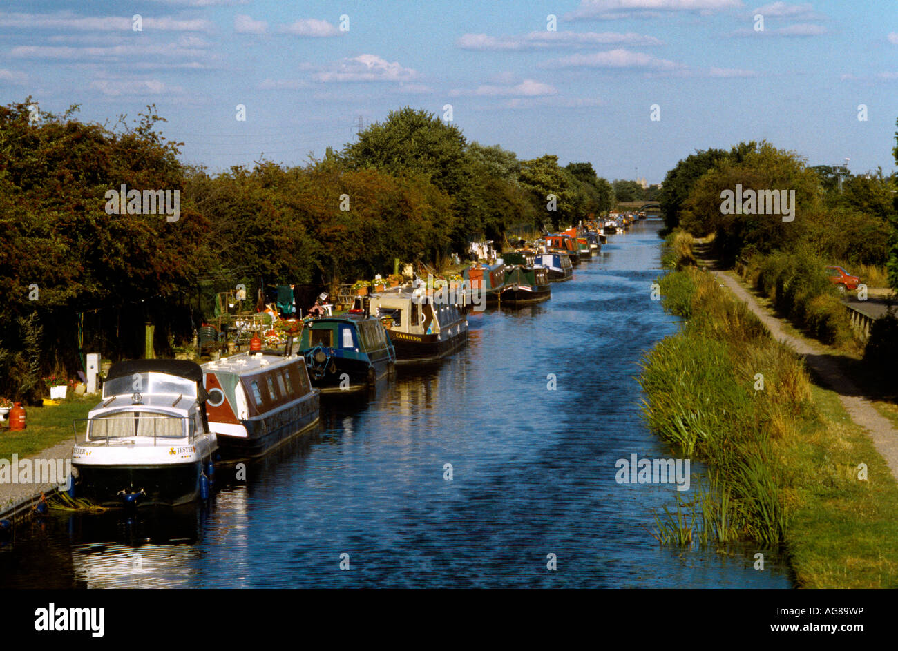 Narrowboats canal boats barges hi-res stock photography and images - Alamy
