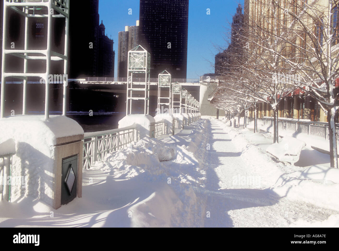 Chicago River walk in winter Stock Photo - Alamy