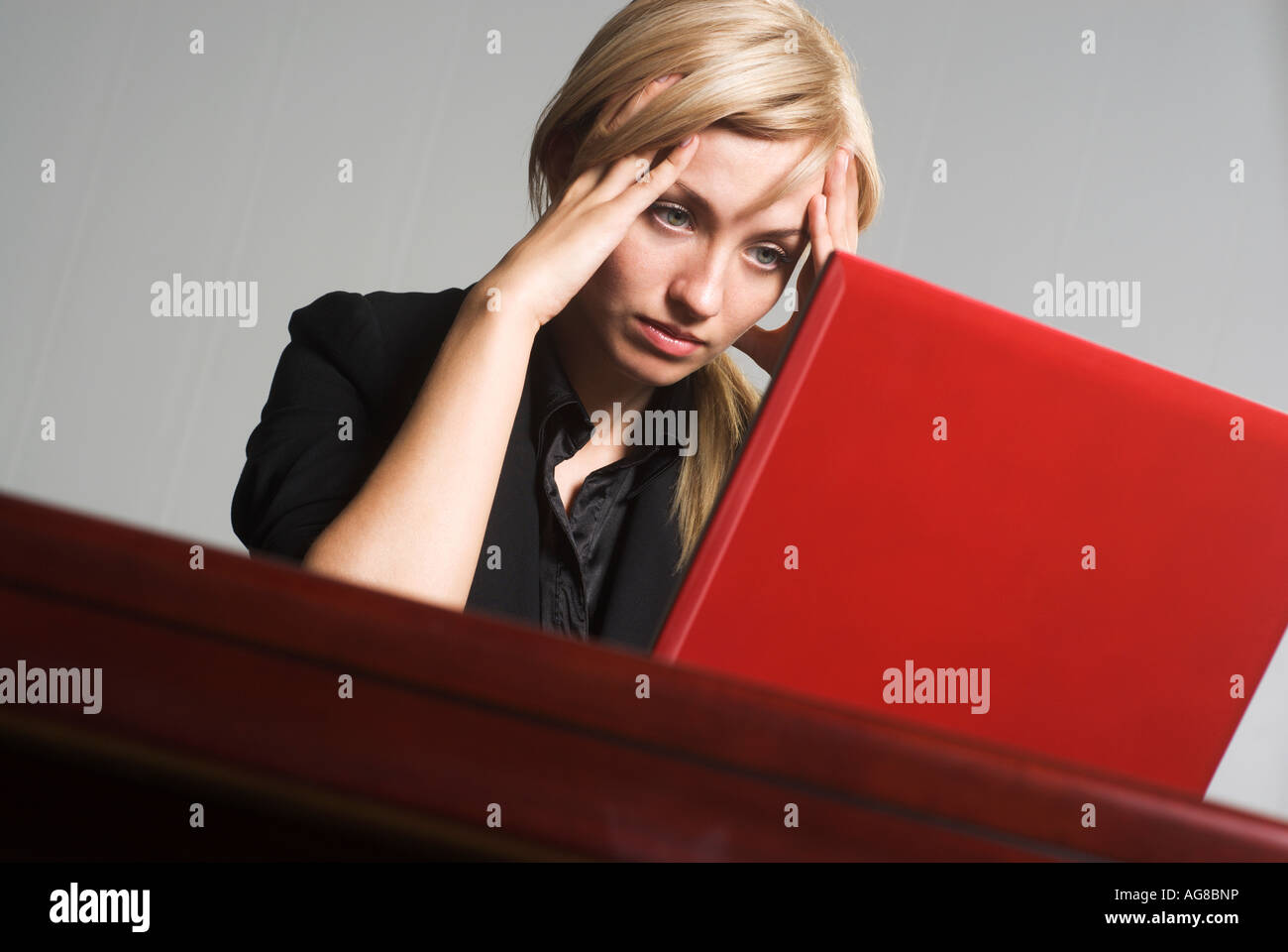 Woman at laptop stressed out Stock Photo - Alamy