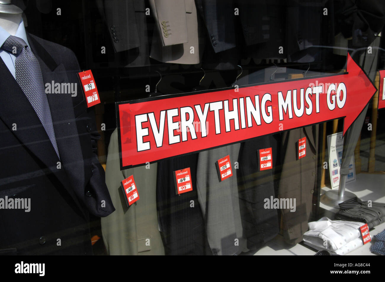 Everything Must Go sale sign in shop window England UK Stock Photo - Alamy