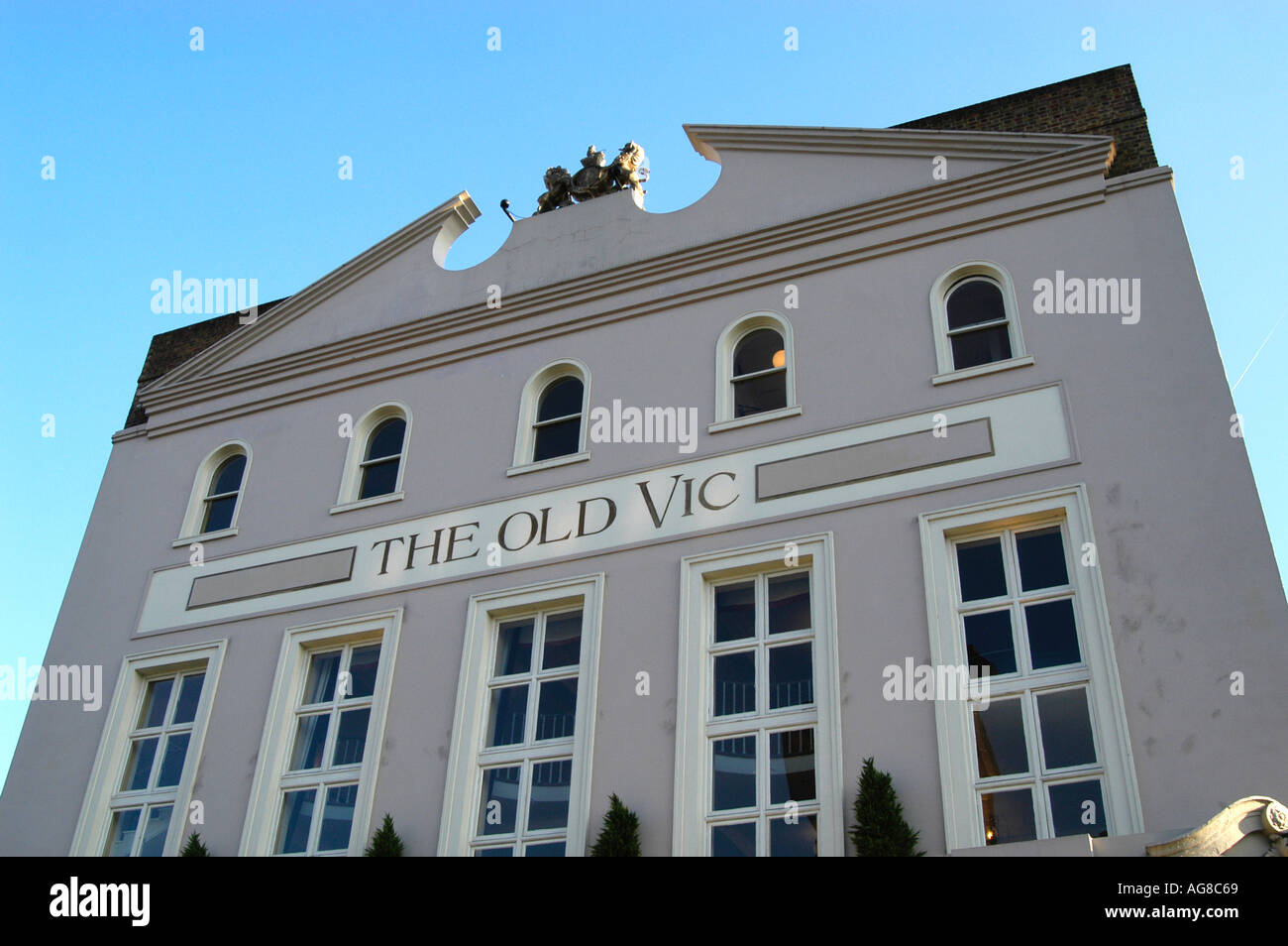 Old vic theatre exterior hi-res stock photography and images - Alamy
