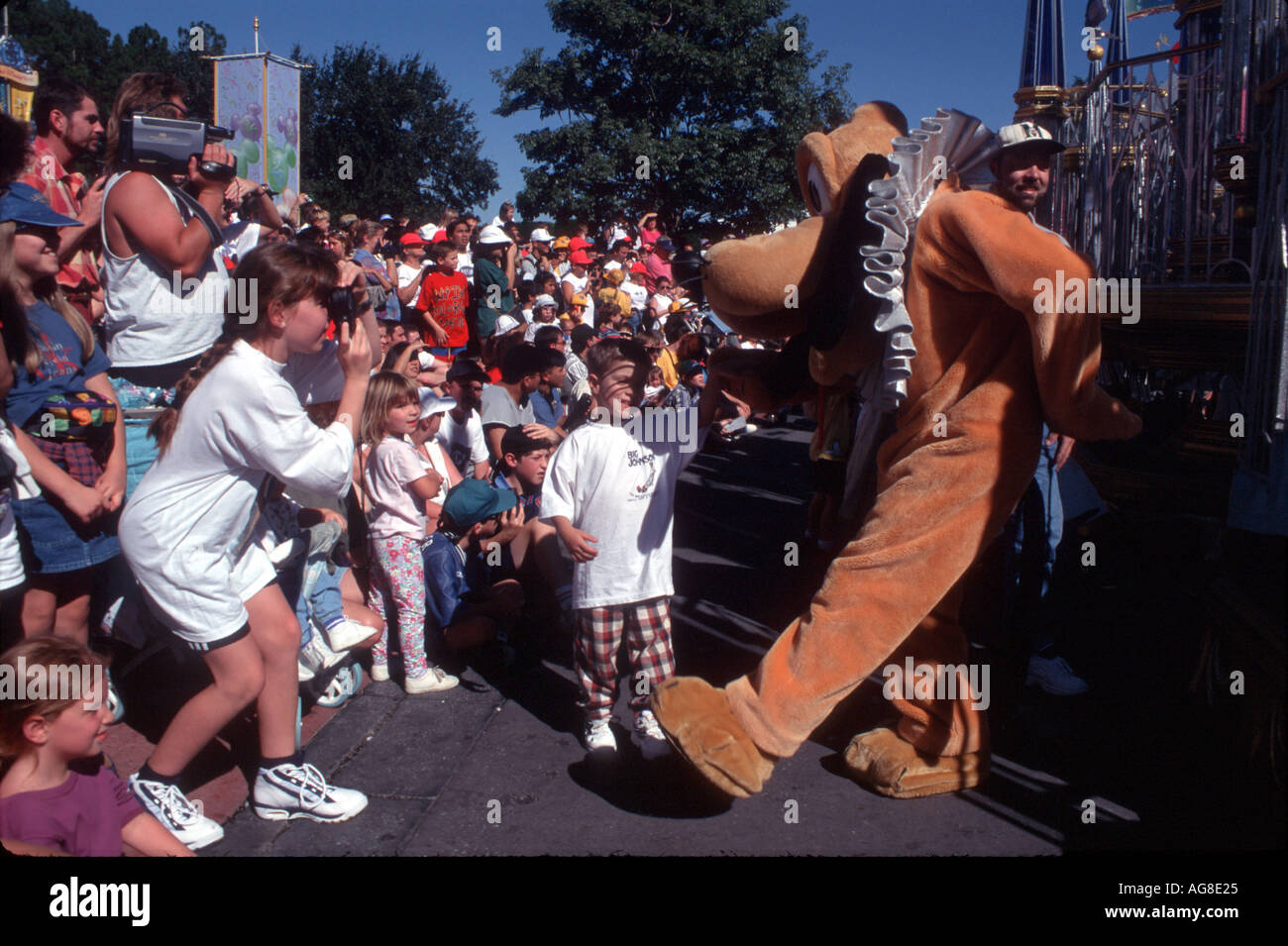USA DISNEY CHARACTERS DANCING FOR VISITORS TO DISNEYWORLD ORLANDO ...