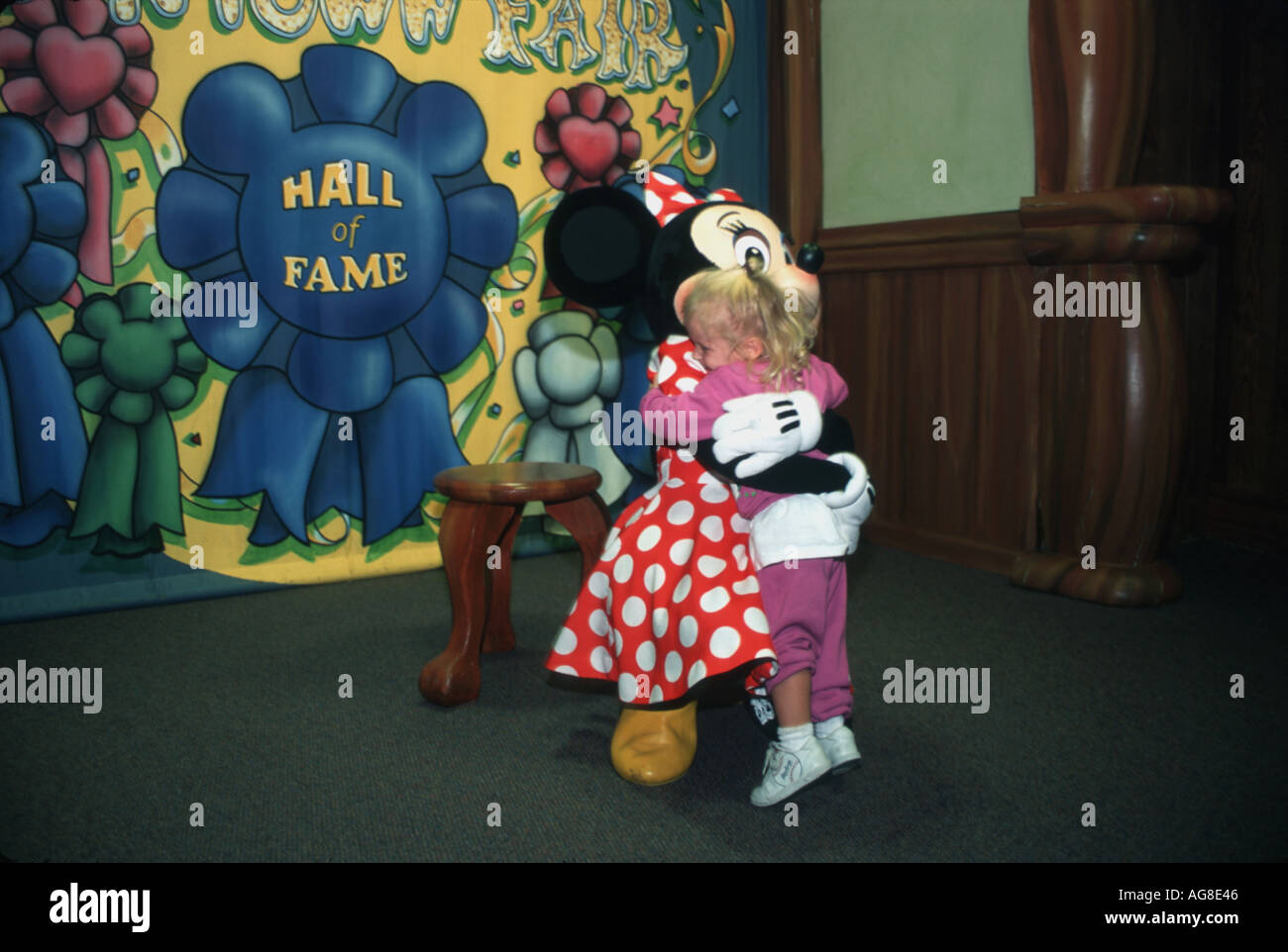 USA MINNIE HUGGING VISITORS THO THE HALL OF FAME DISNEYWORLD ORLANDO ...