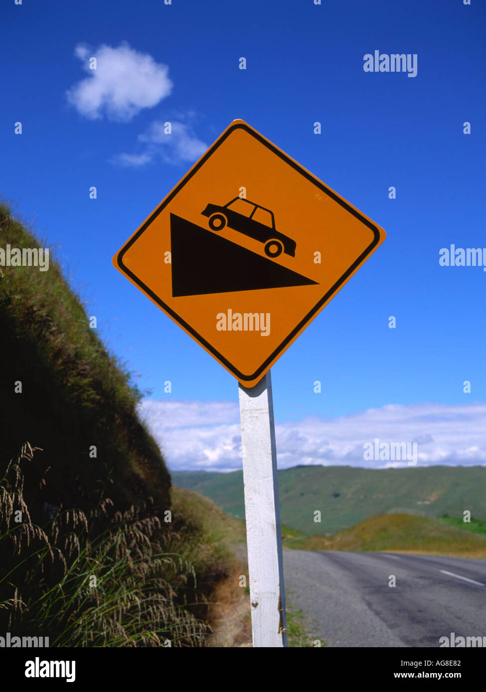 warning sign steep hill new zealand Stock Photo - Alamy