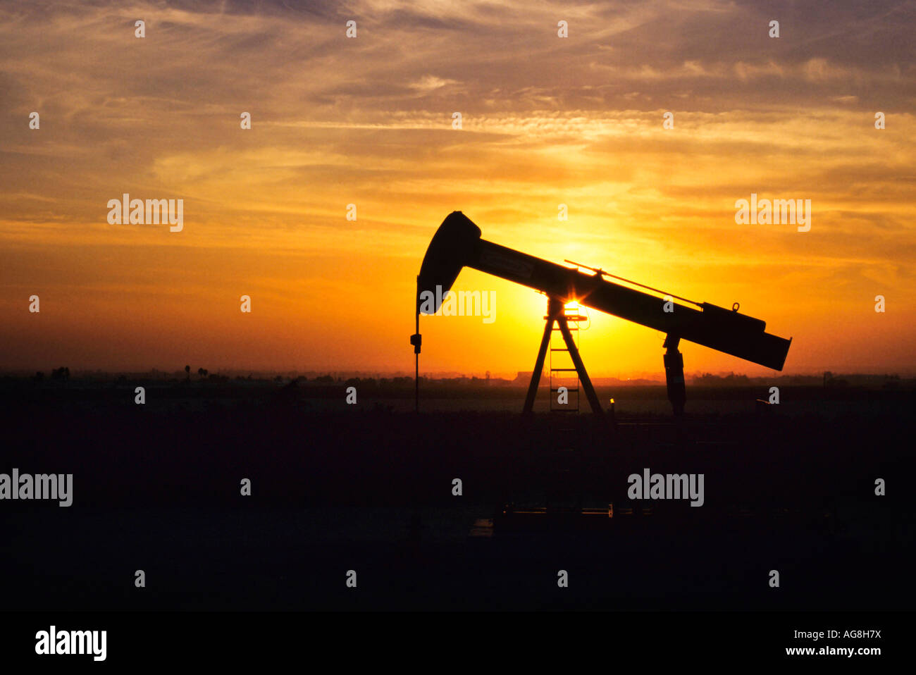 Oil derrick sunset hi-res stock photography and images - Alamy