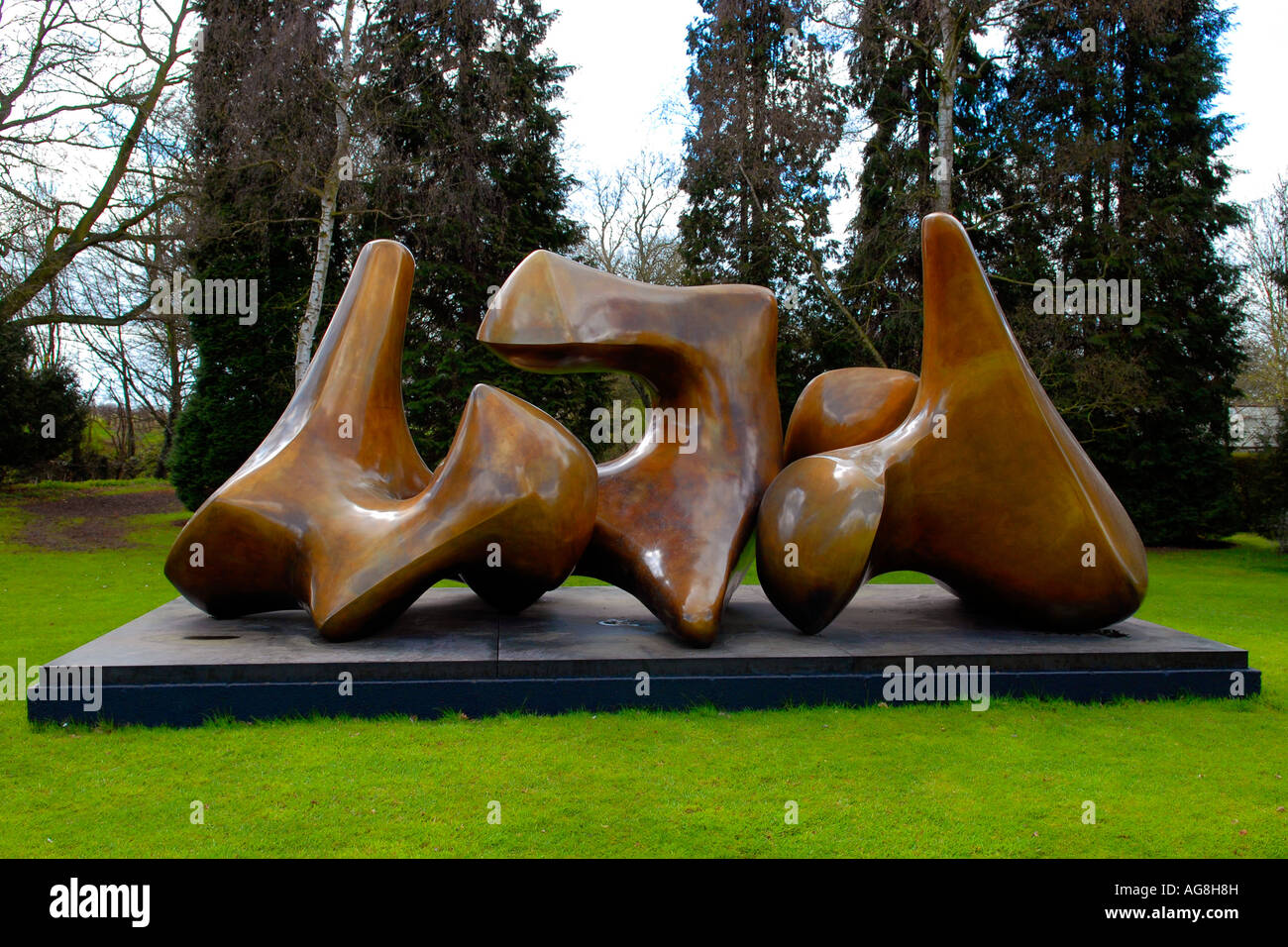 Henry moore with one of his sculptures hi-res stock photography and images - Alamy