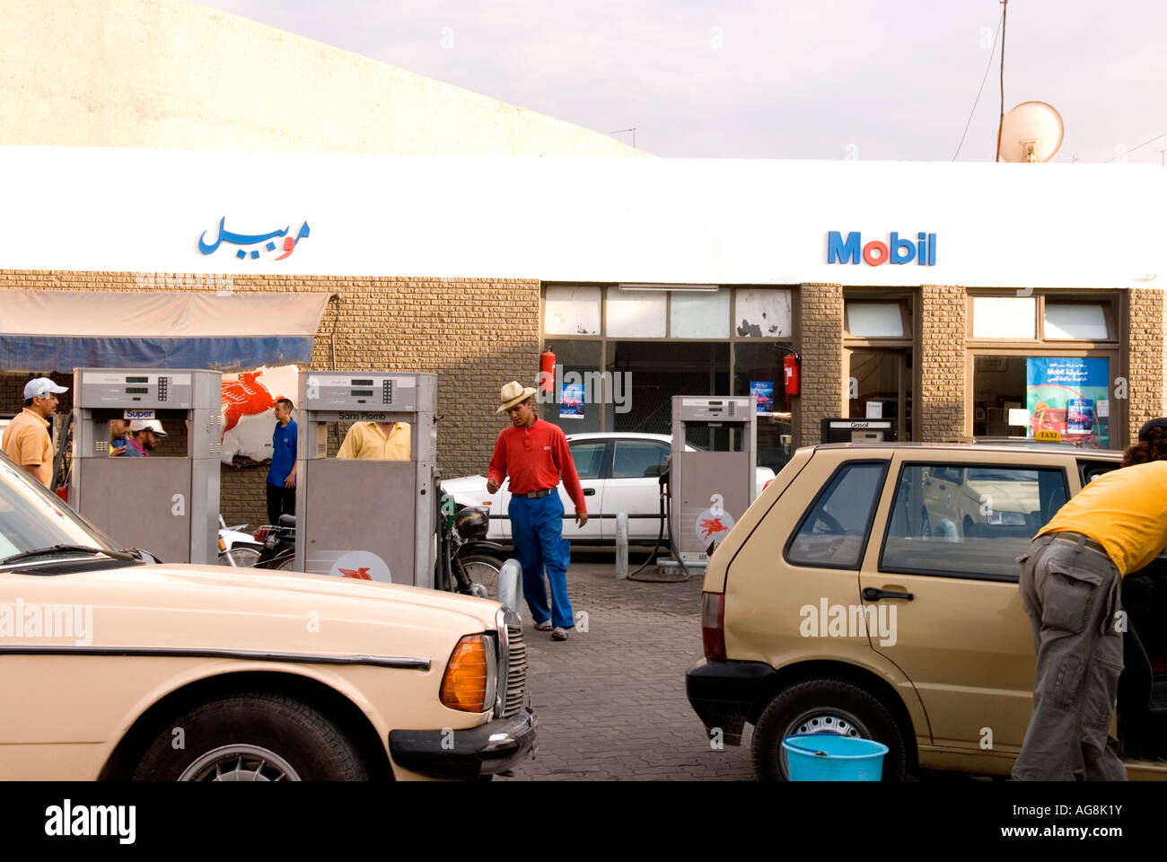 Mobil petrol station hi-res stock photography and images - Alamy