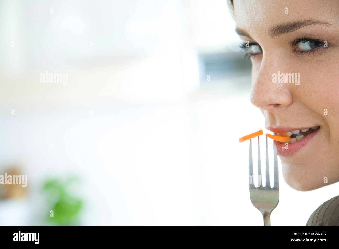 woman eating carrot Stock Photo - Alamy