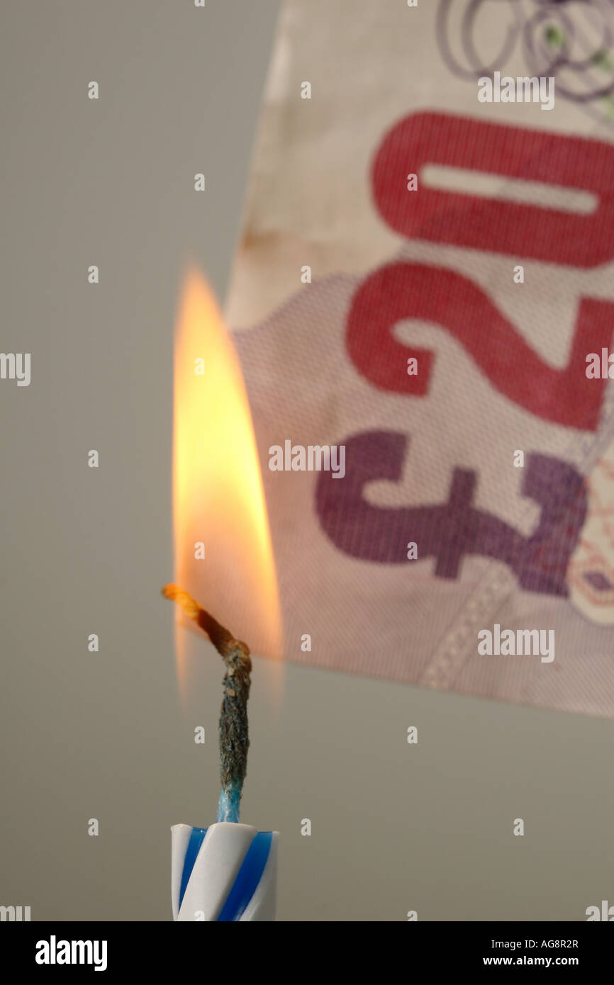 Burning cash money banknote £20 flame fire Stock Photo - Alamy