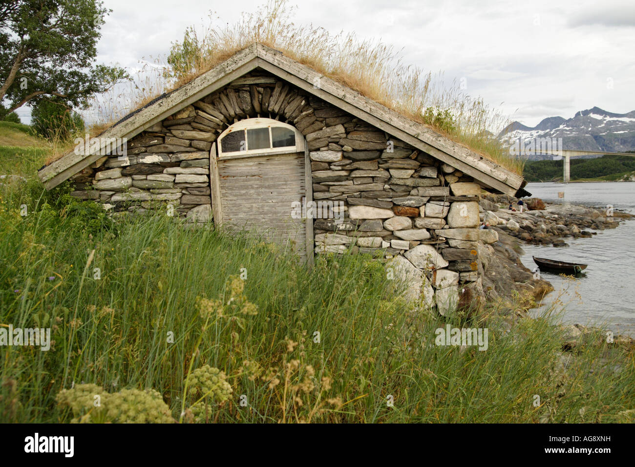 Traditional house made from grass hi-res stock photography and images ...