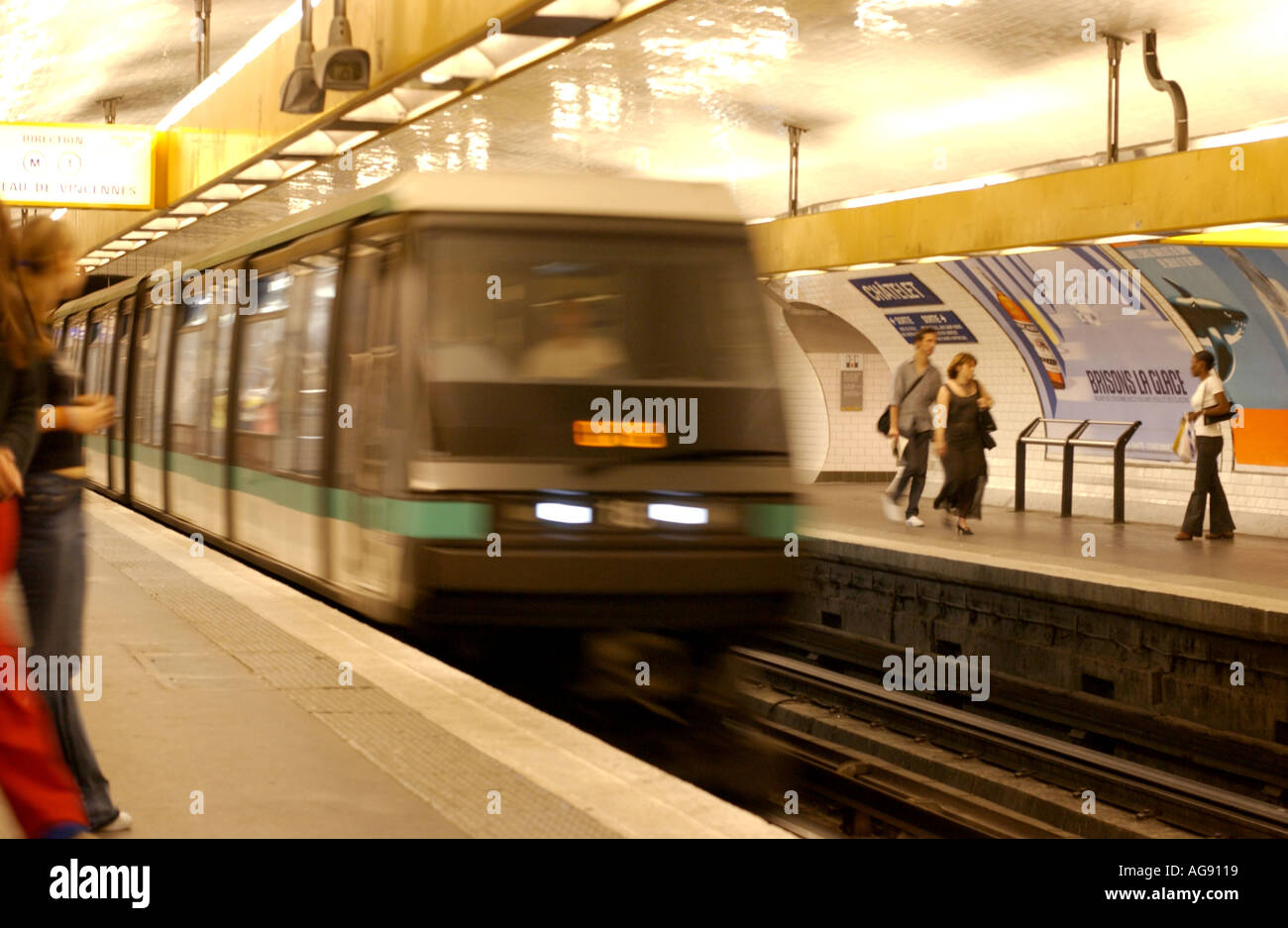Paris Metro, Train Approaching Platform Stock Photo - Alamy