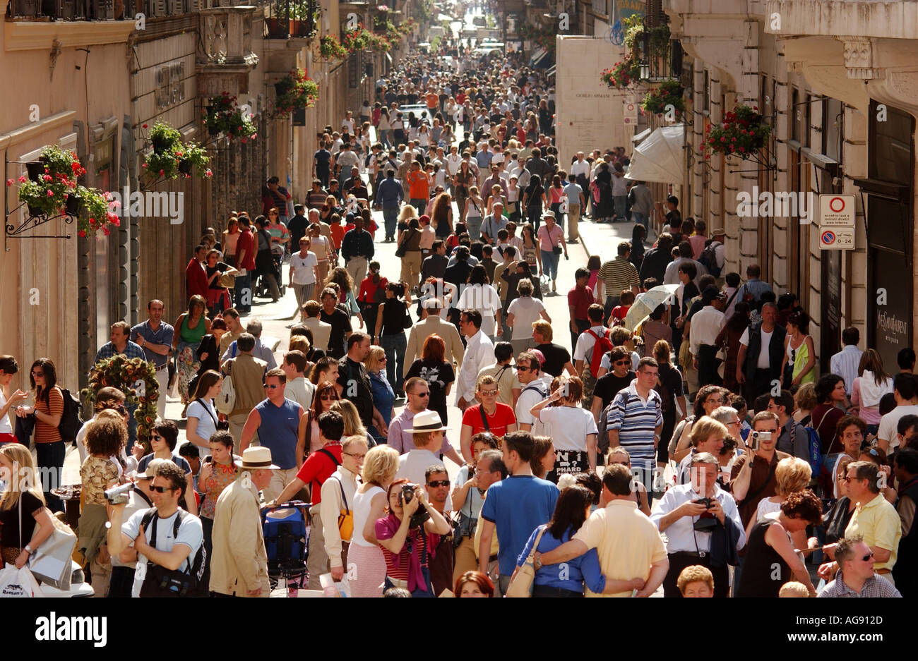 Rome, Via Condotti, Crowd of Shoppers Stock Photo - Alamy