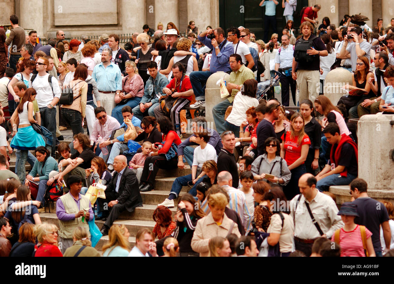 Rome, Trevi Fountain, Crowds of Tourists Stock Photo - Alamy