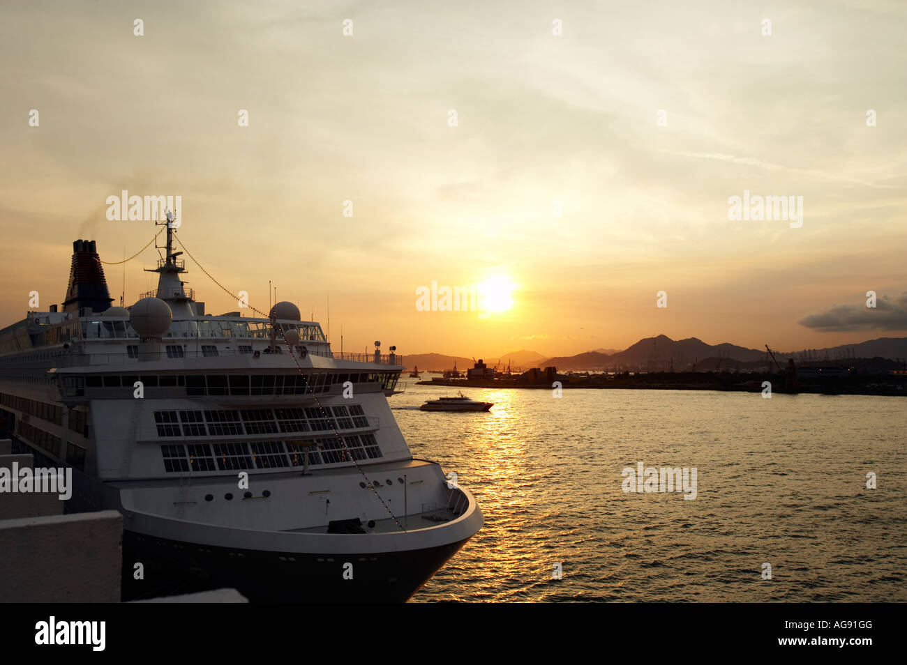 Cruise ship at Ocean Terminal, Tsim Sha Tsui, Hong Kong Stock Photo - Alamy