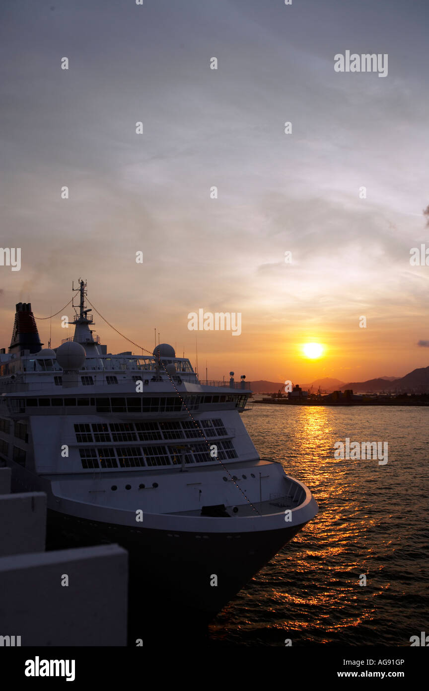 Cruise ship at Ocean Terminal, Tsim Sha Tsui, Hong Kong Stock Photo - Alamy