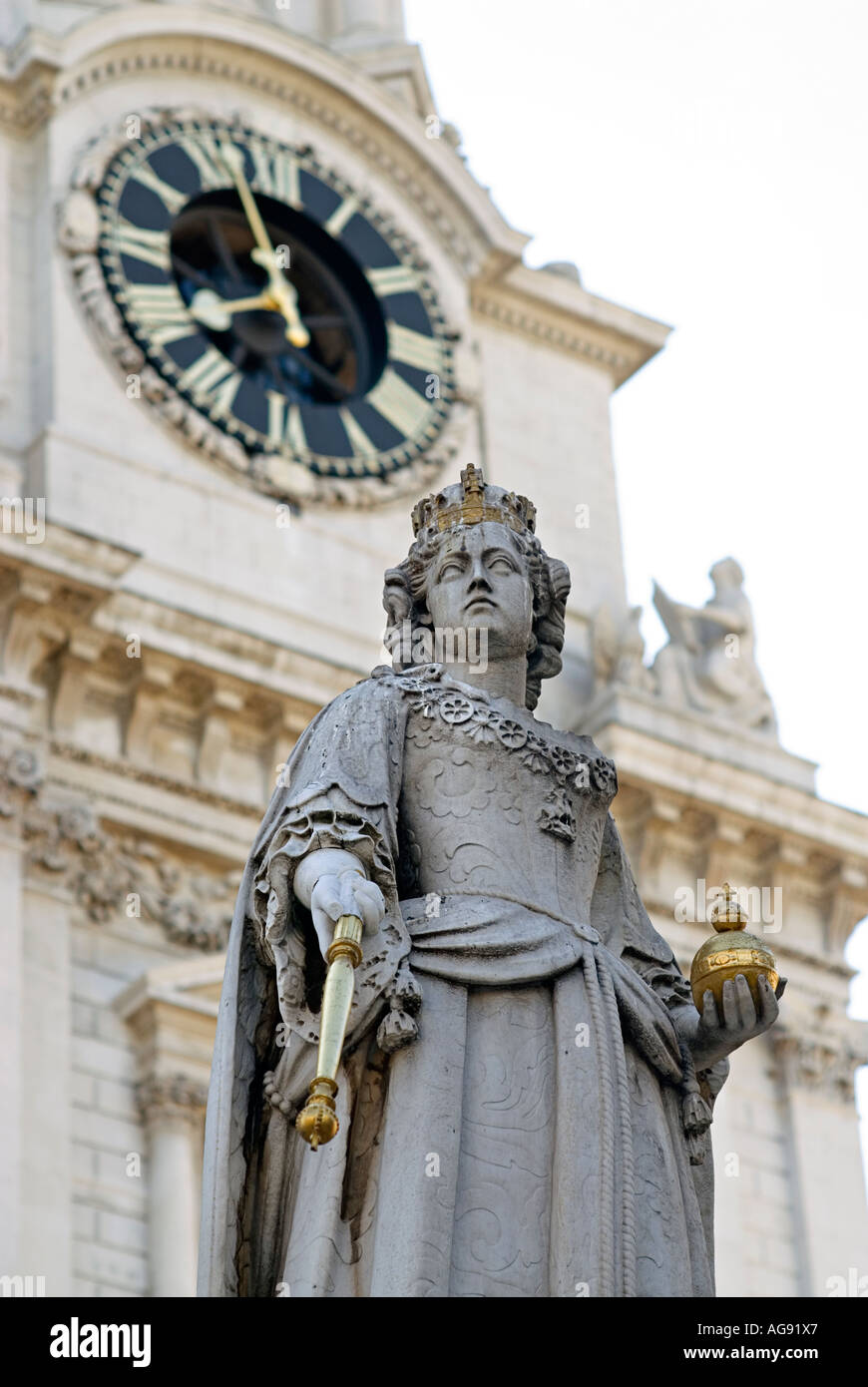Statue of Queen Anne in the front courtyard with Saint Pauls Cathedral ...