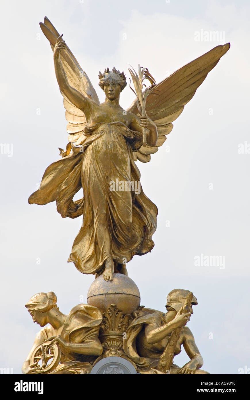Statue of gilded angel atop the monument in front of Buckingham Palace ...