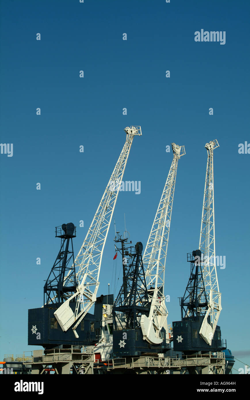 Harbour and dock cranes hi-res stock photography and images - Alamy