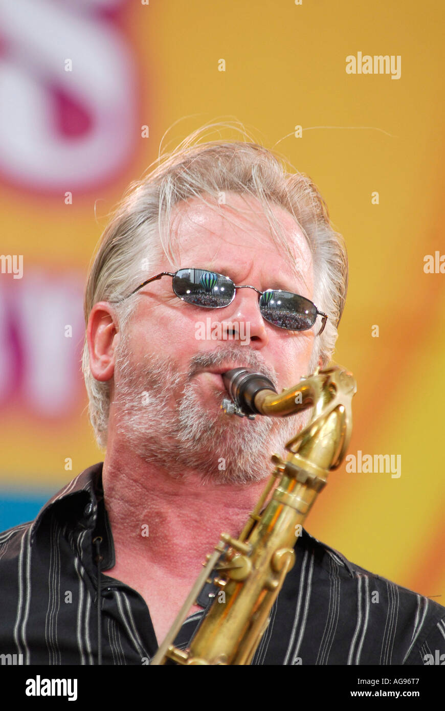 Huey lewis singing hi-res stock photography and images - Alamy