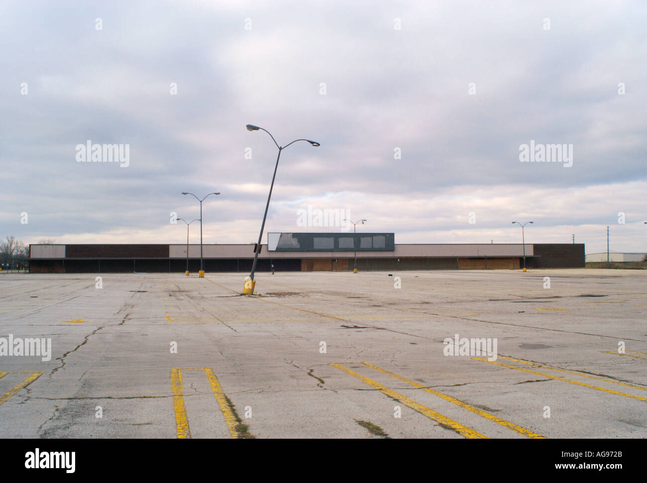 Abandoned strip mall in midwest America Stock Photo - Alamy