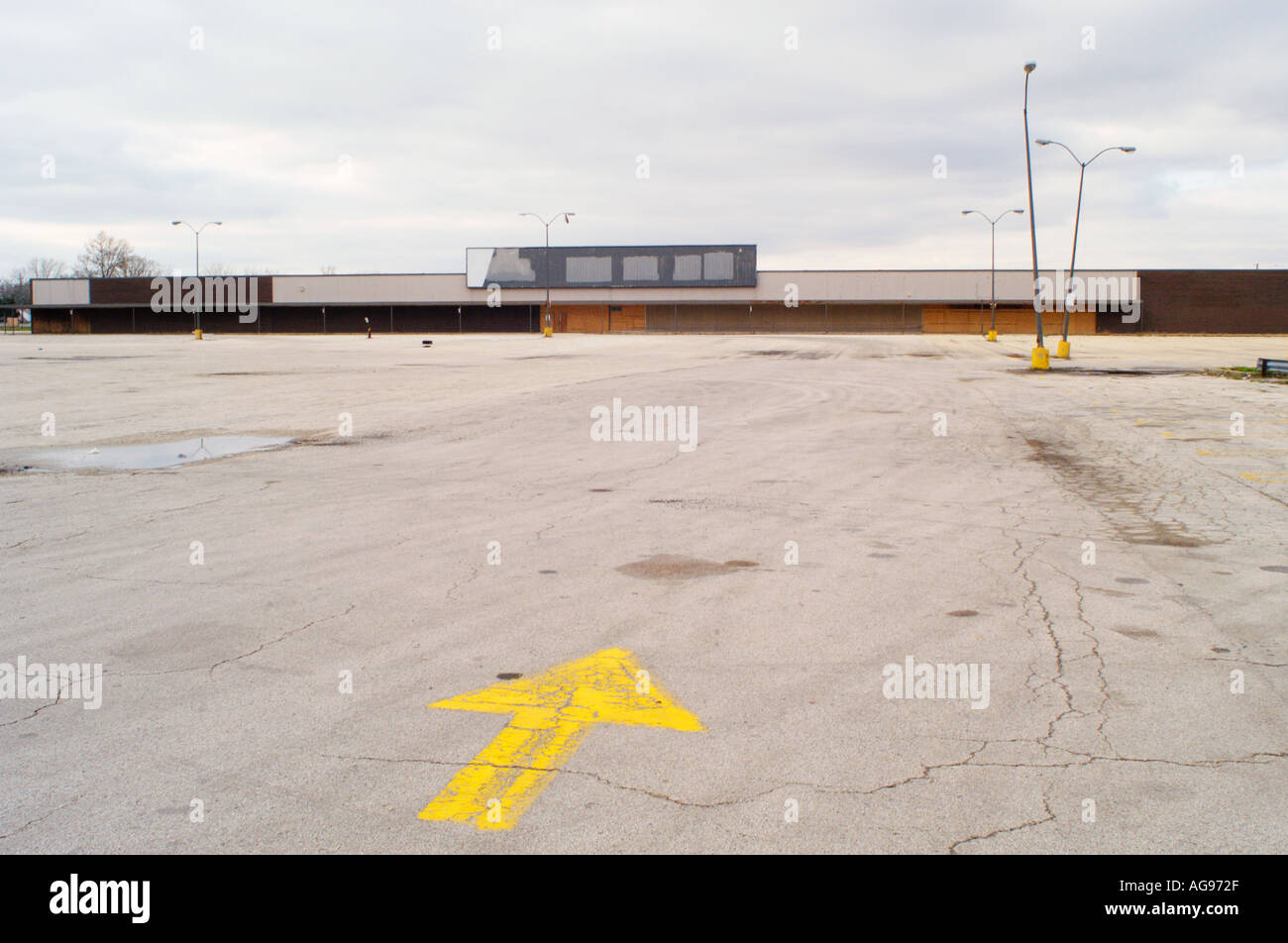 Abandoned strip mall in midwest America Stock Photo - Alamy