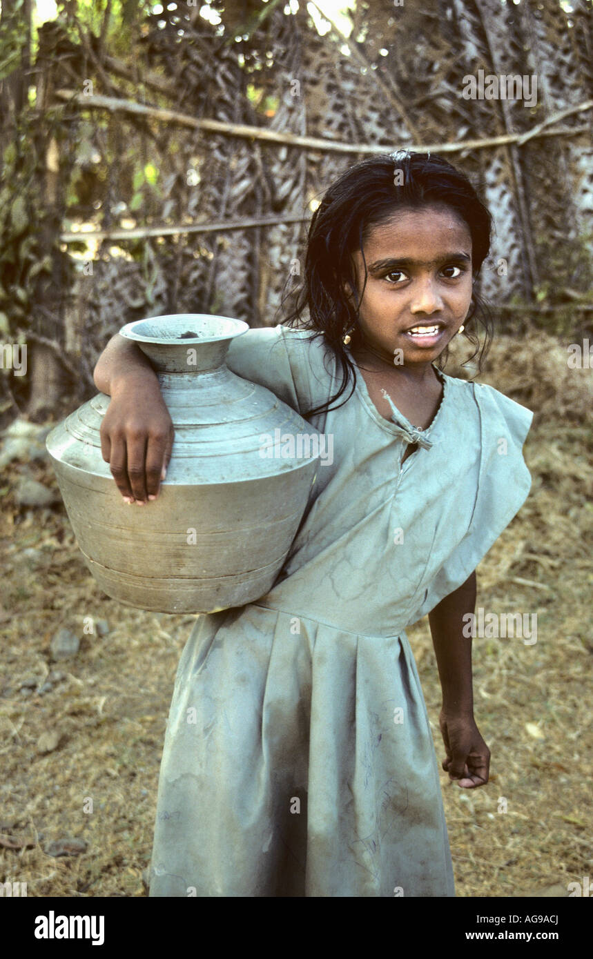 Sri Lanka Polonnaruwa, Girl carrying water bucket Stock Photo - Alamy