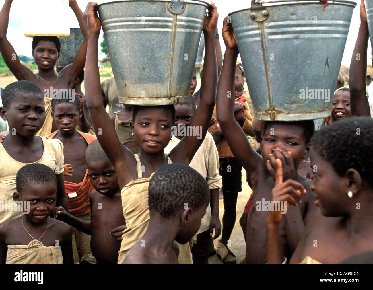 Women and kids collecting water at Nyamitutu Malawi Stock Photo - Alamy