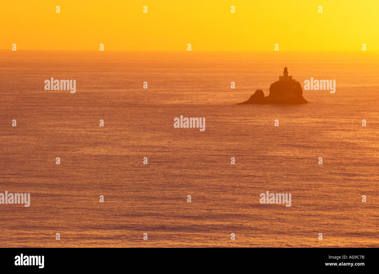 Tillamook rock lighthouse waves hi-res stock photography and images - Alamy