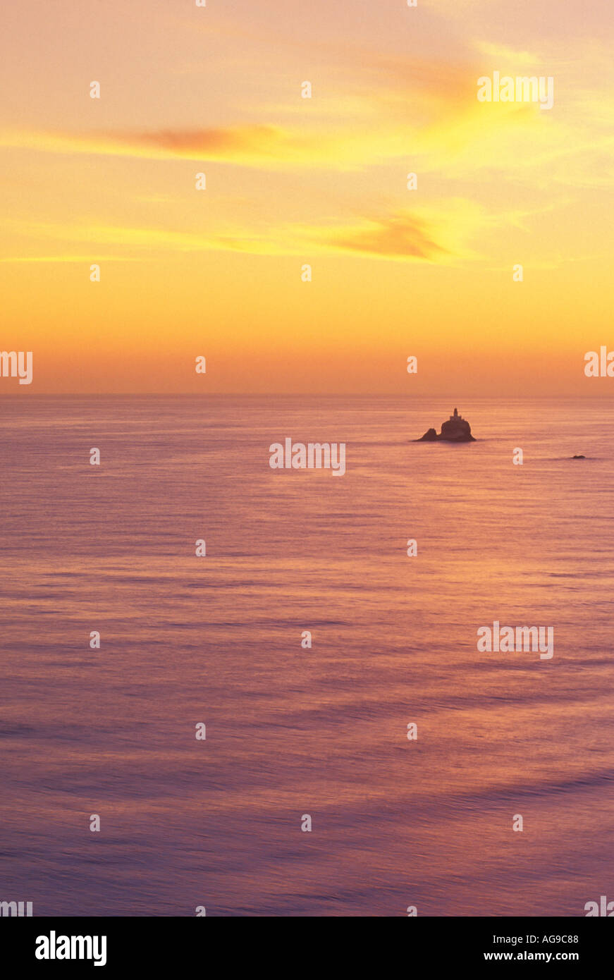 Tillamook rock lighthouse waves hi-res stock photography and images - Alamy