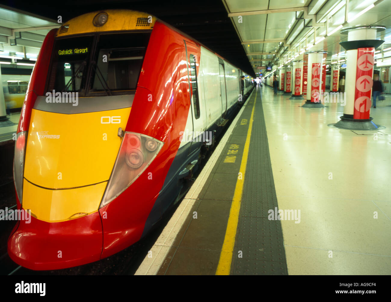 Victoria station london gatwick airport hi-res stock photography and ...