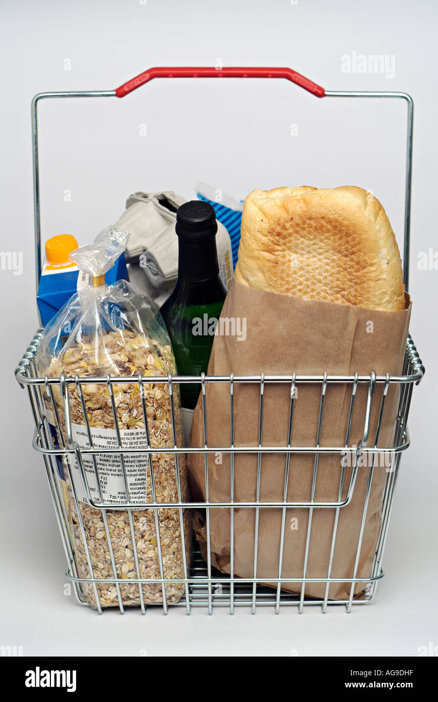 Supermarket food cartons people hi-res stock photography and images - Alamy