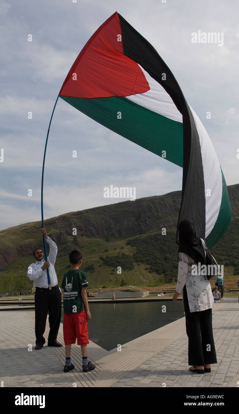 Muslim family with palestinian flag, opposite the Stock Photo - Alamy