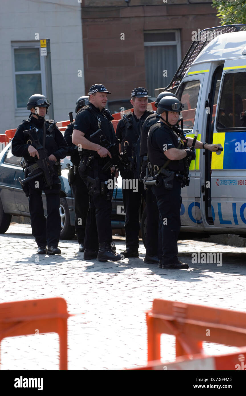Policemen in street hi-res stock photography and images - Alamy