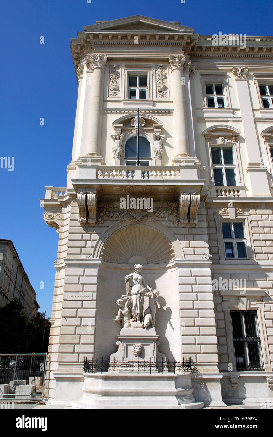 Statue on government building Piazza dell Unita d'Italia Trieste Italy ...