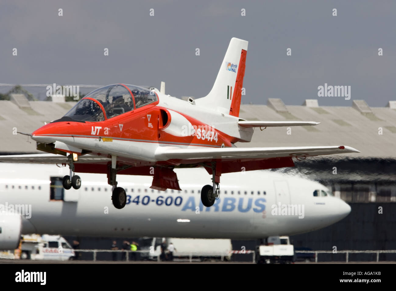 Farnborough airport aerial hi-res stock photography and images - Alamy