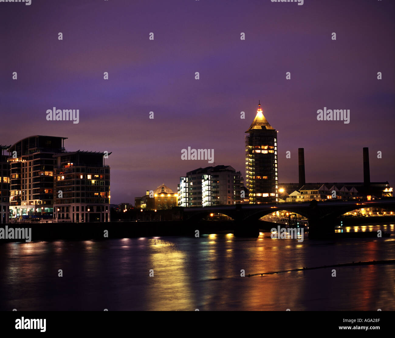 View of Chelsea Harbour at night by the Thames Stock Photo - Alamy