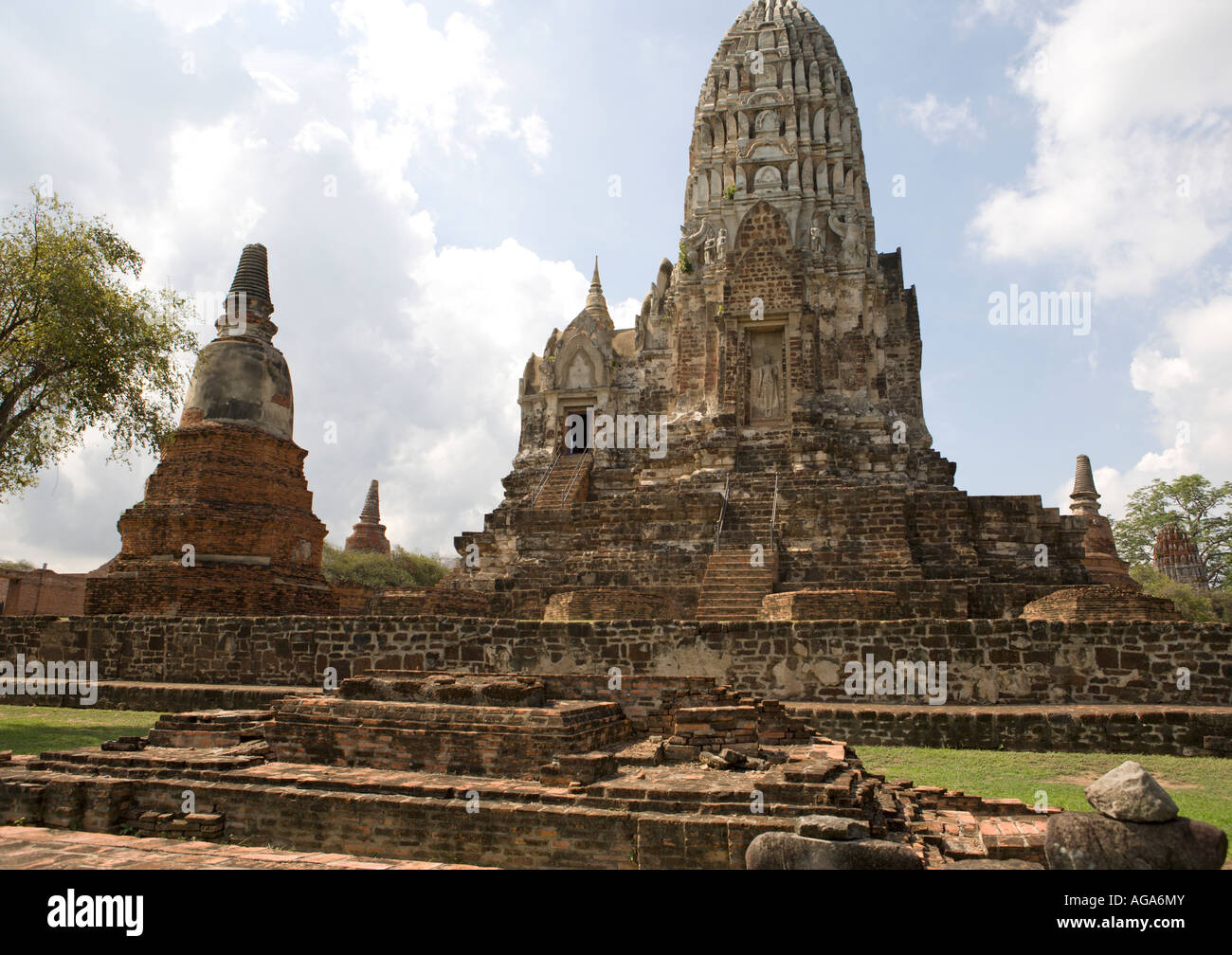 Chedi and Prang, Ayutthaya historical park Stock Photo - Alamy