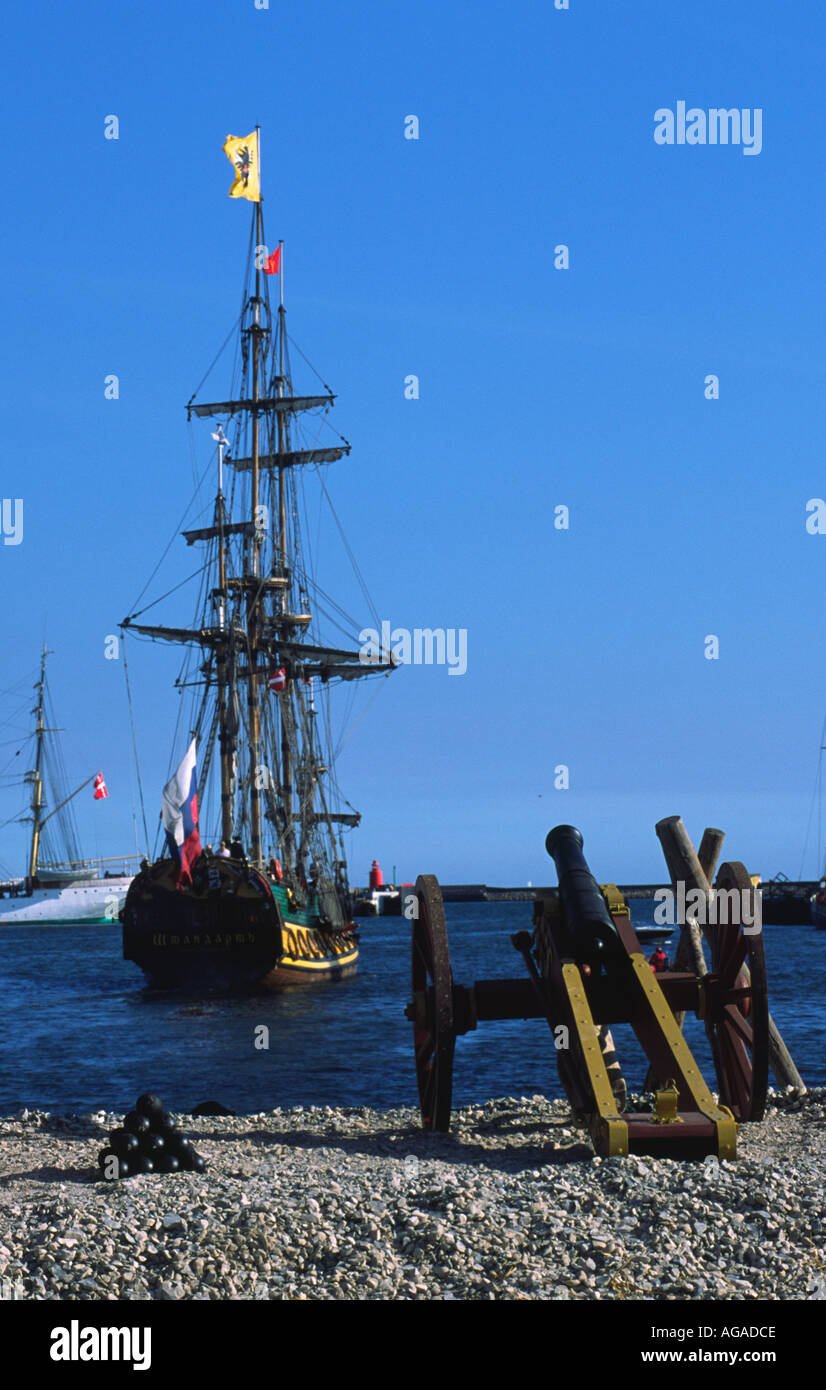 Frigate ship sail hi-res stock photography and images - Alamy
