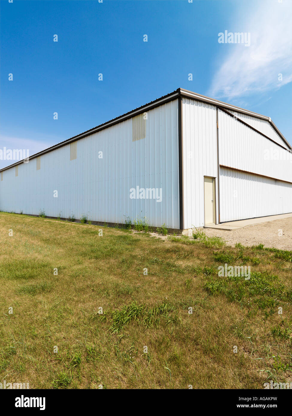Plain large aluminum building in rural setting Stock Photo - Alamy