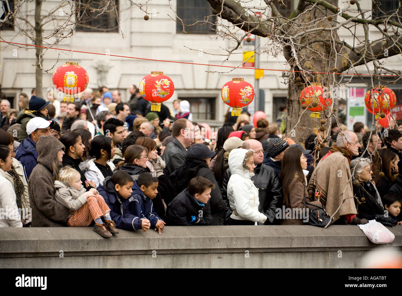 English crowd chinese people hi-res stock photography and images - Alamy