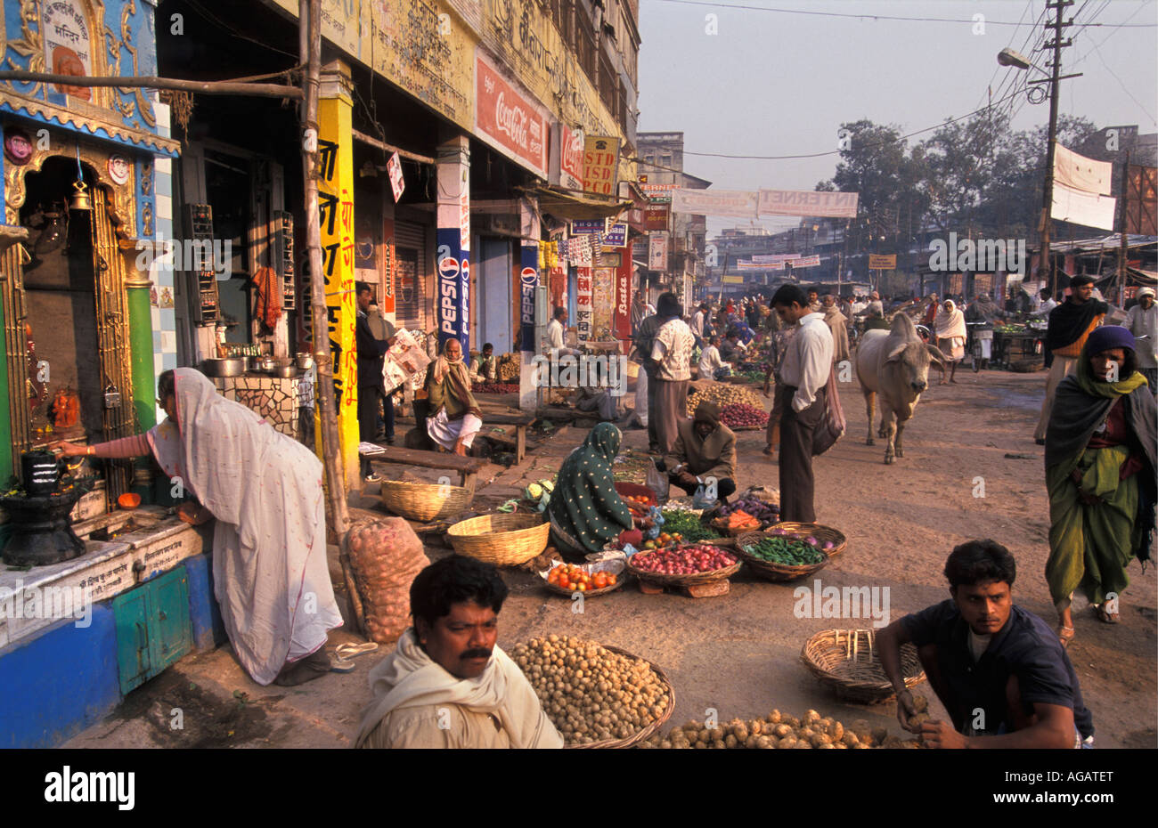 Woman selling vegetables by the side of the road hi-res stock photography and images - Alamy