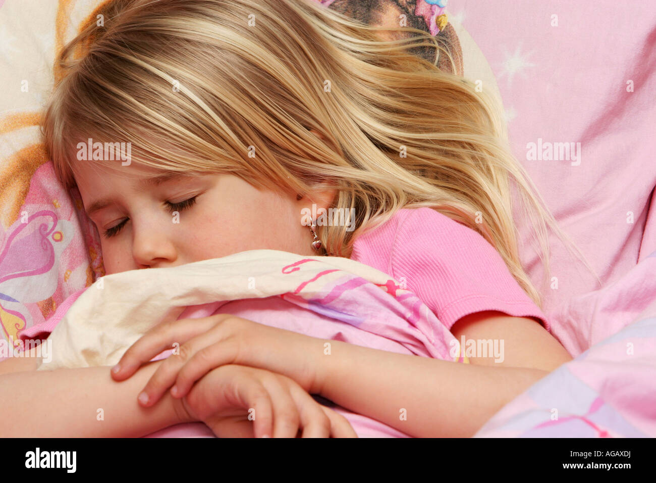 A little girl about to fall asleep very drowsy Stock Photo - Alamy