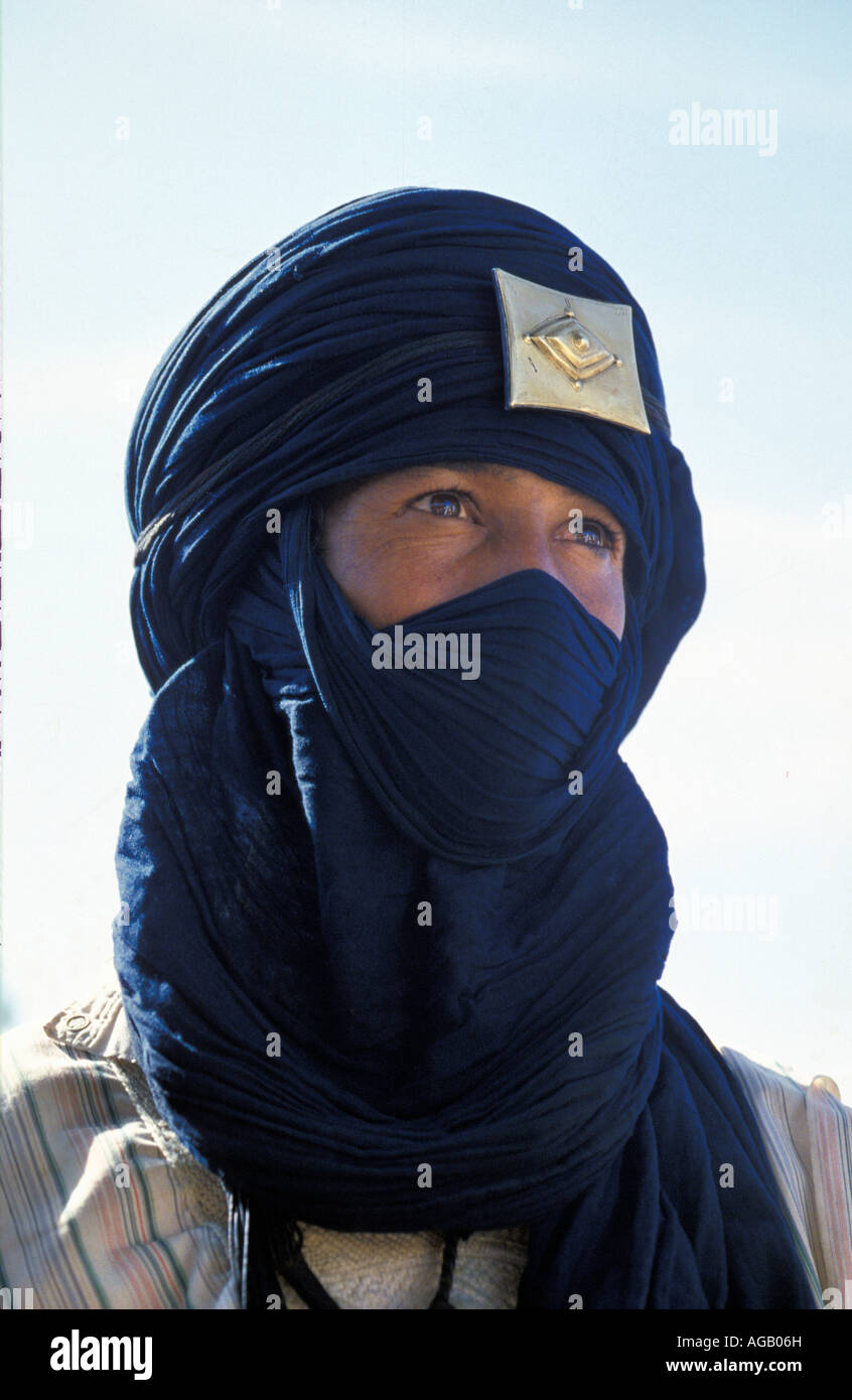 Niger Agadez Man of Tuareg tribe wearing turban Stock Photo - Alamy