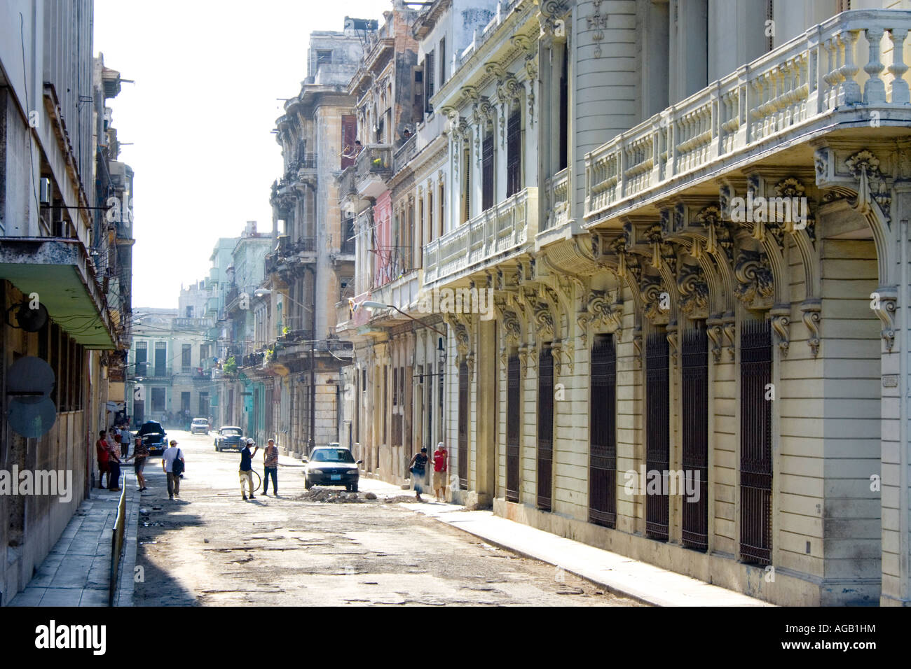 Havana slum hi-res stock photography and images - Alamy