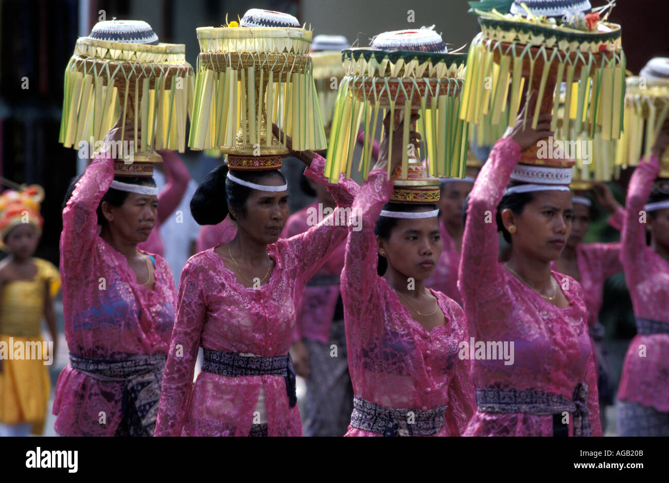 Ceremonial procession to mark full moon Balinese women in ceremonial ...
