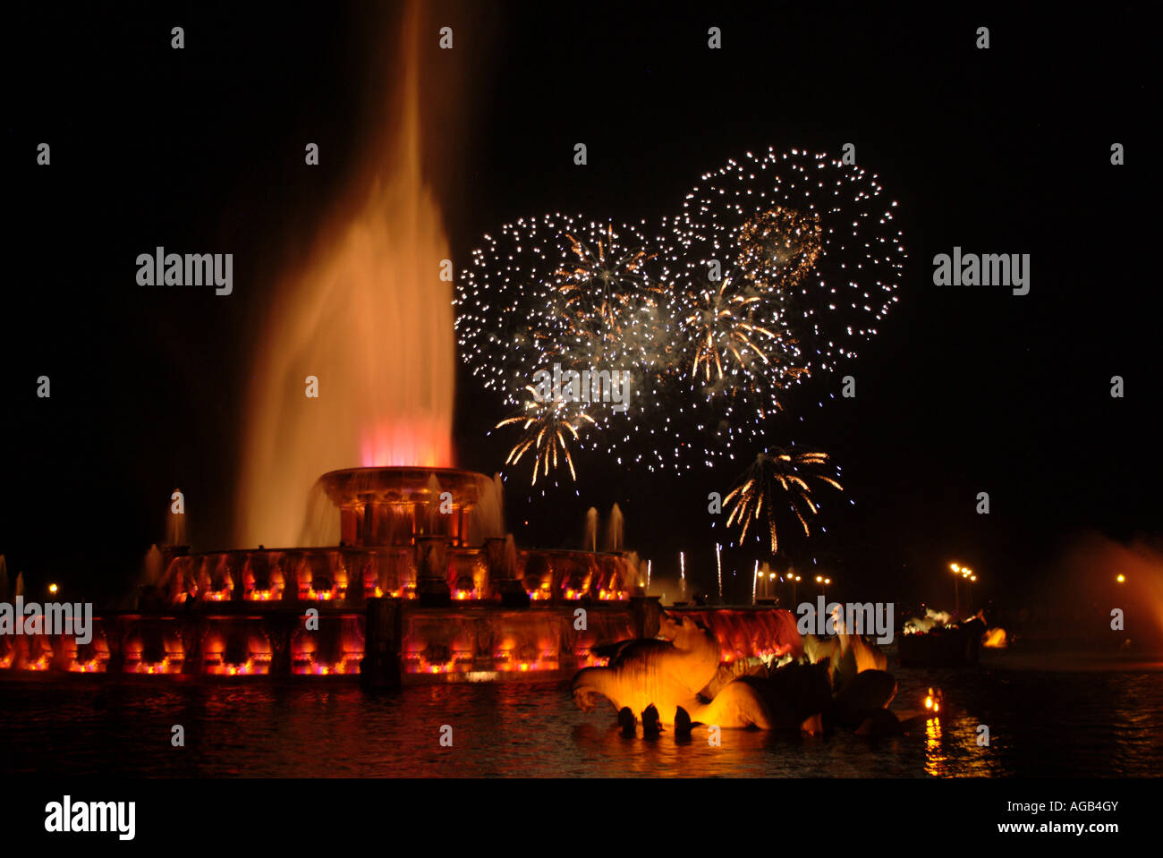 Buckingham Fountain Firework display Stock Photo - Alamy
