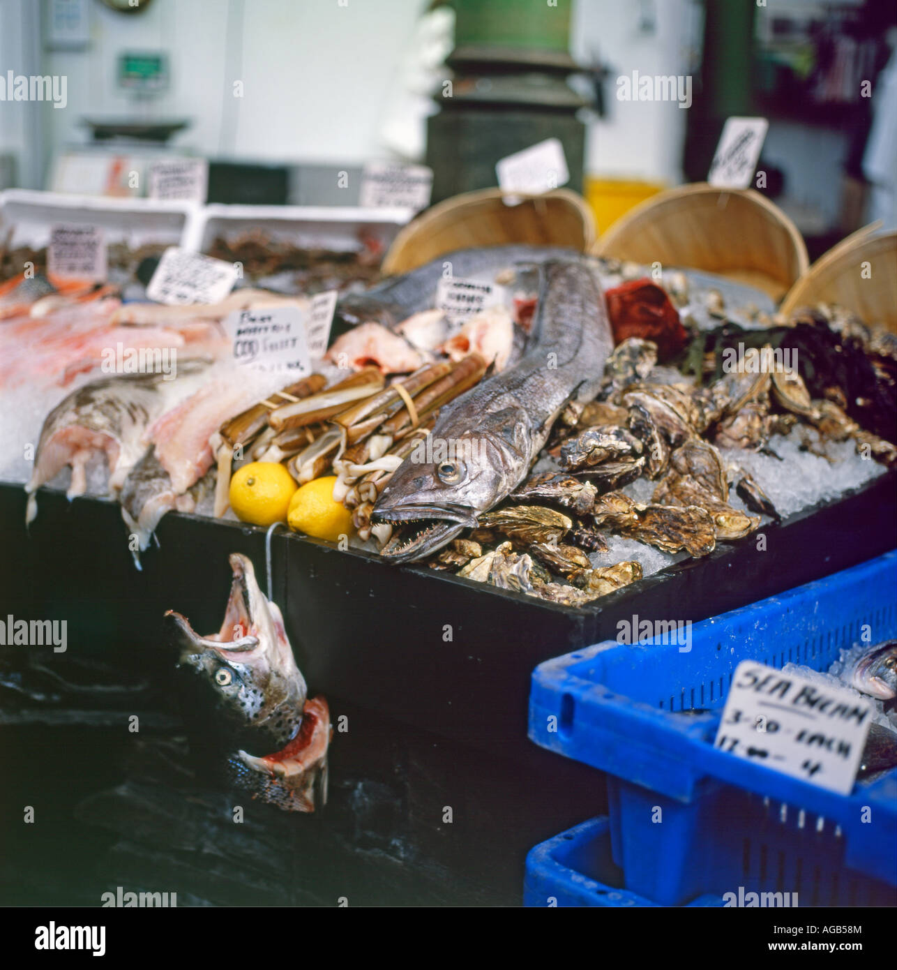 Uk fish stall stalls seafood hi-res stock photography and images - Alamy