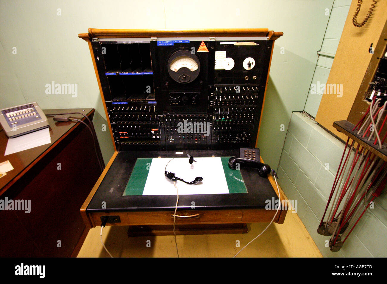OLD TELEPHONE SWITCHBOARD HORIZONTAL BAPDB8480 Stock Photo - Alamy