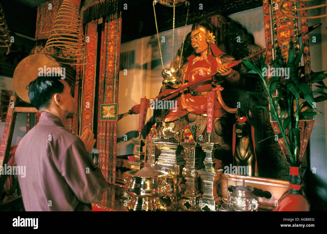China, Hong Kong, Man praying in Man Mo Temple Stock Photo - Alamy