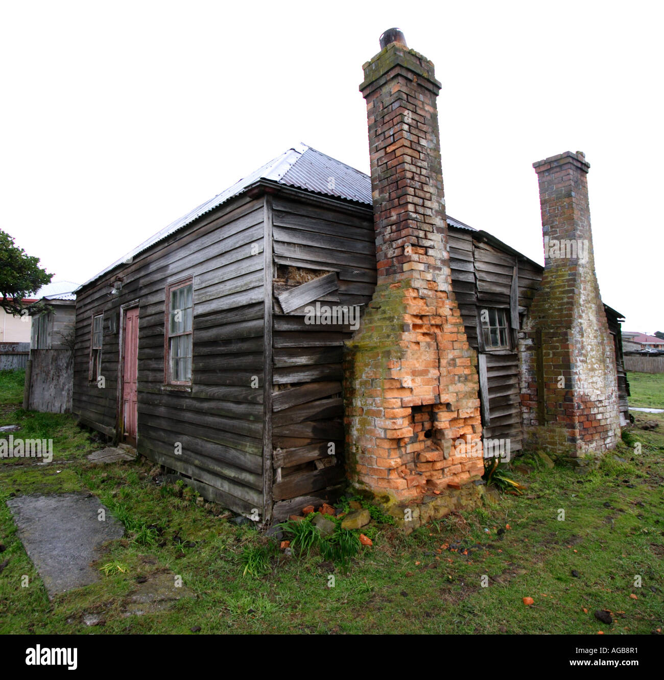Side wide view rundown house hi-res stock photography and images - Alamy